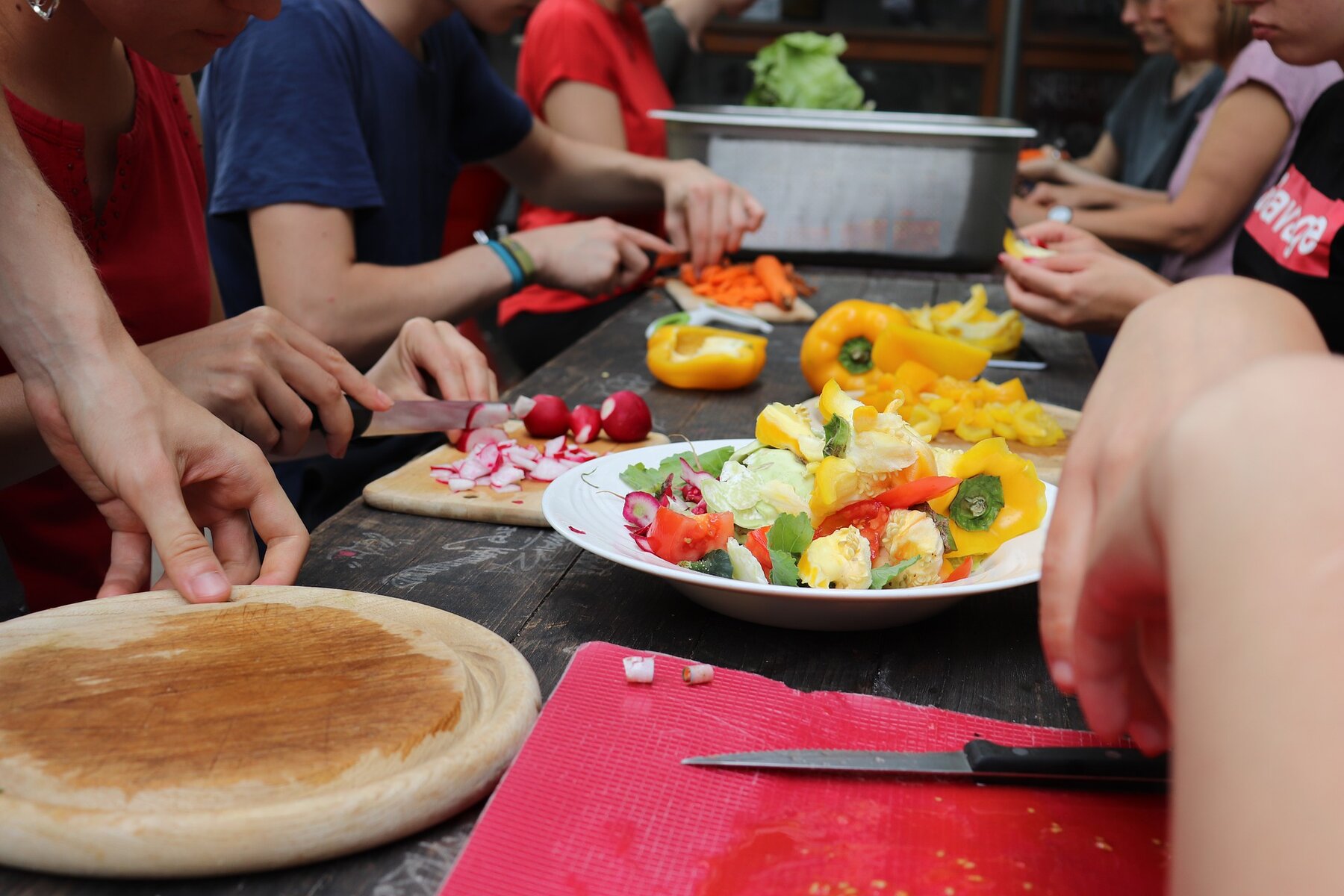 Starting a Cooking Club to Save Money, Eat Better – Mother Earth News